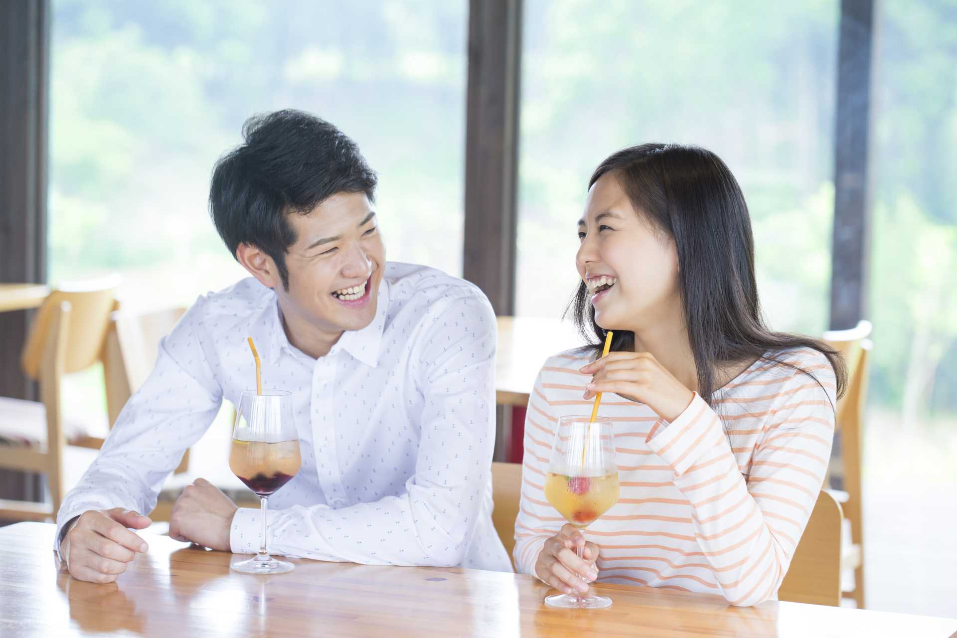会話が下手な人は「楽しい会話になればいいな」と冷めている。会話が上手な人は「楽しい会話をしよう」と意気込んでいる。 会話が上手な人と下手な