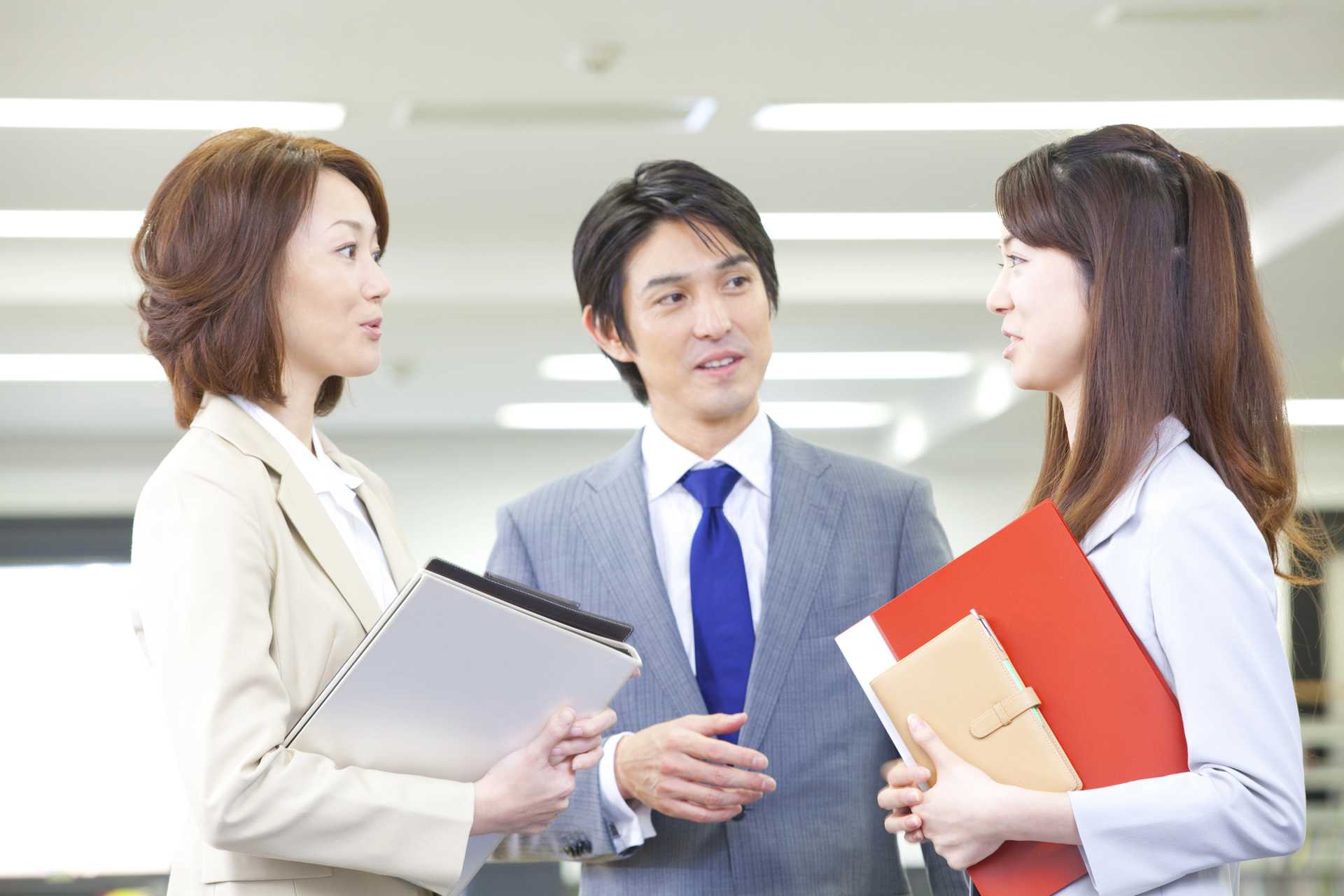 会話が下手な人は、すべてを語ろうとして話が長くなる。会話が上手な人は、簡潔に分かりやすくまとめる。 会話が上手な人と下手な人の30の違い